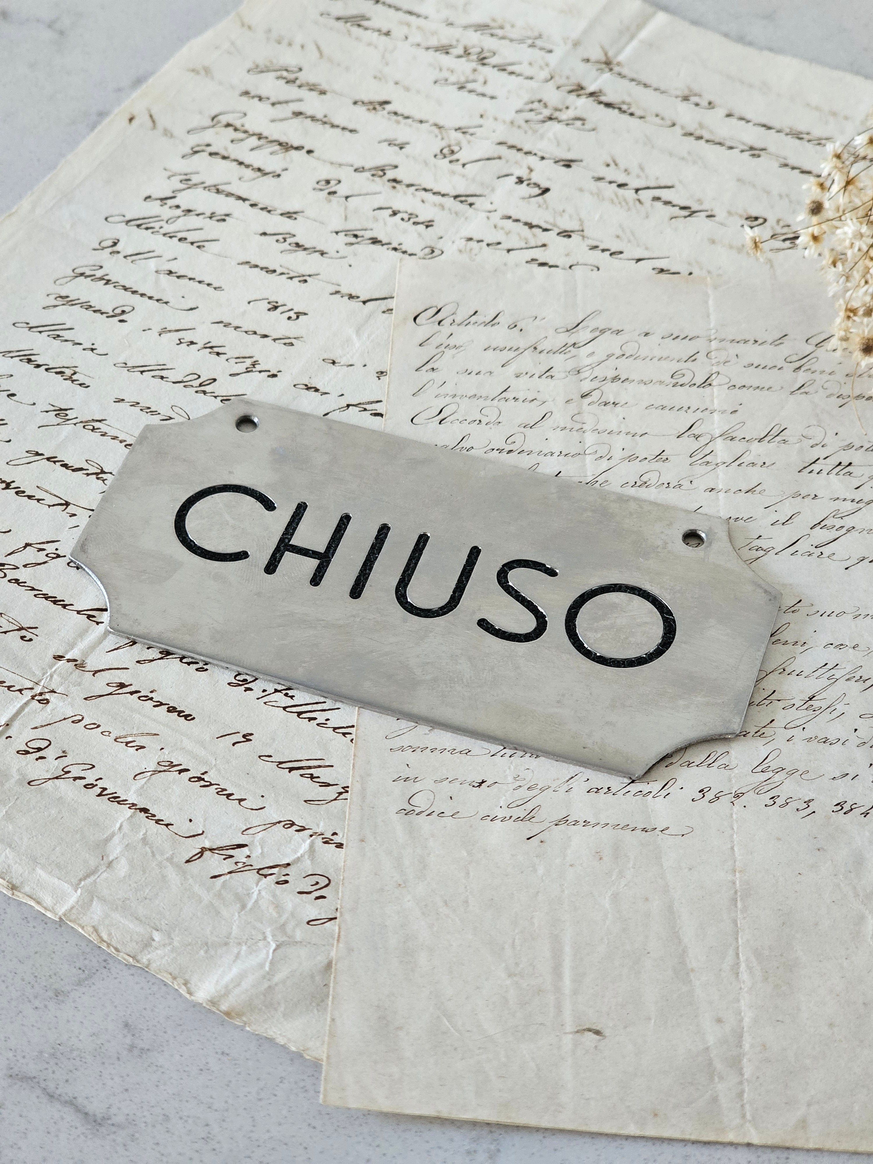 Italialainen suljettu-kyltti CHIUSO – Vintagetalli